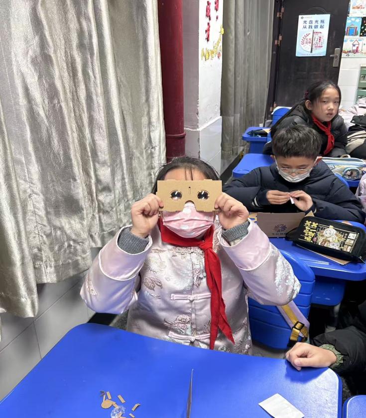 科技之光耀童心，VR视界启新程 ——“管”爱童行青年志愿者宣讲团走进学府小学_中华教育网